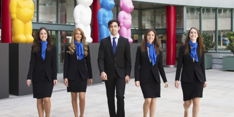 Cuánto cobra una azafata de eventos en 2025- ImpulsaT