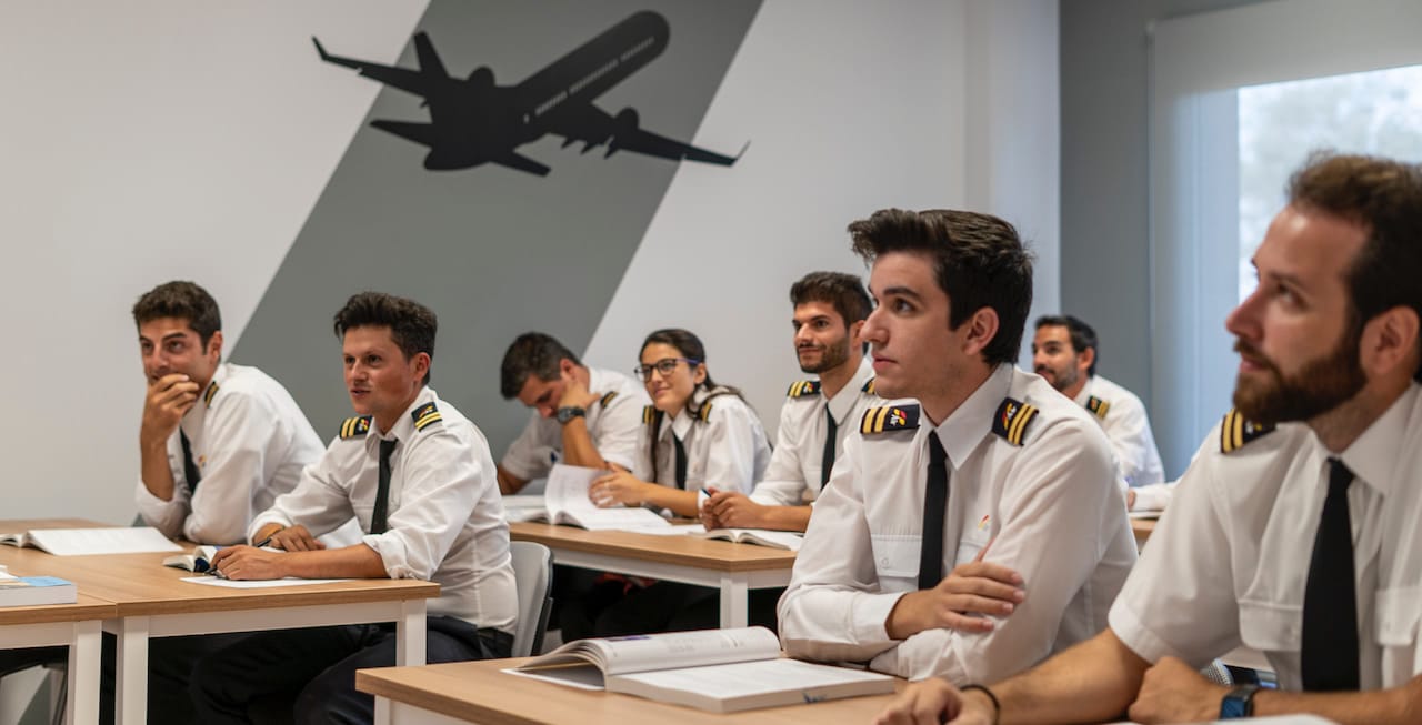 ¿Cómo sacarse la licencia para pilotos de avión en España? - ImpulsaT